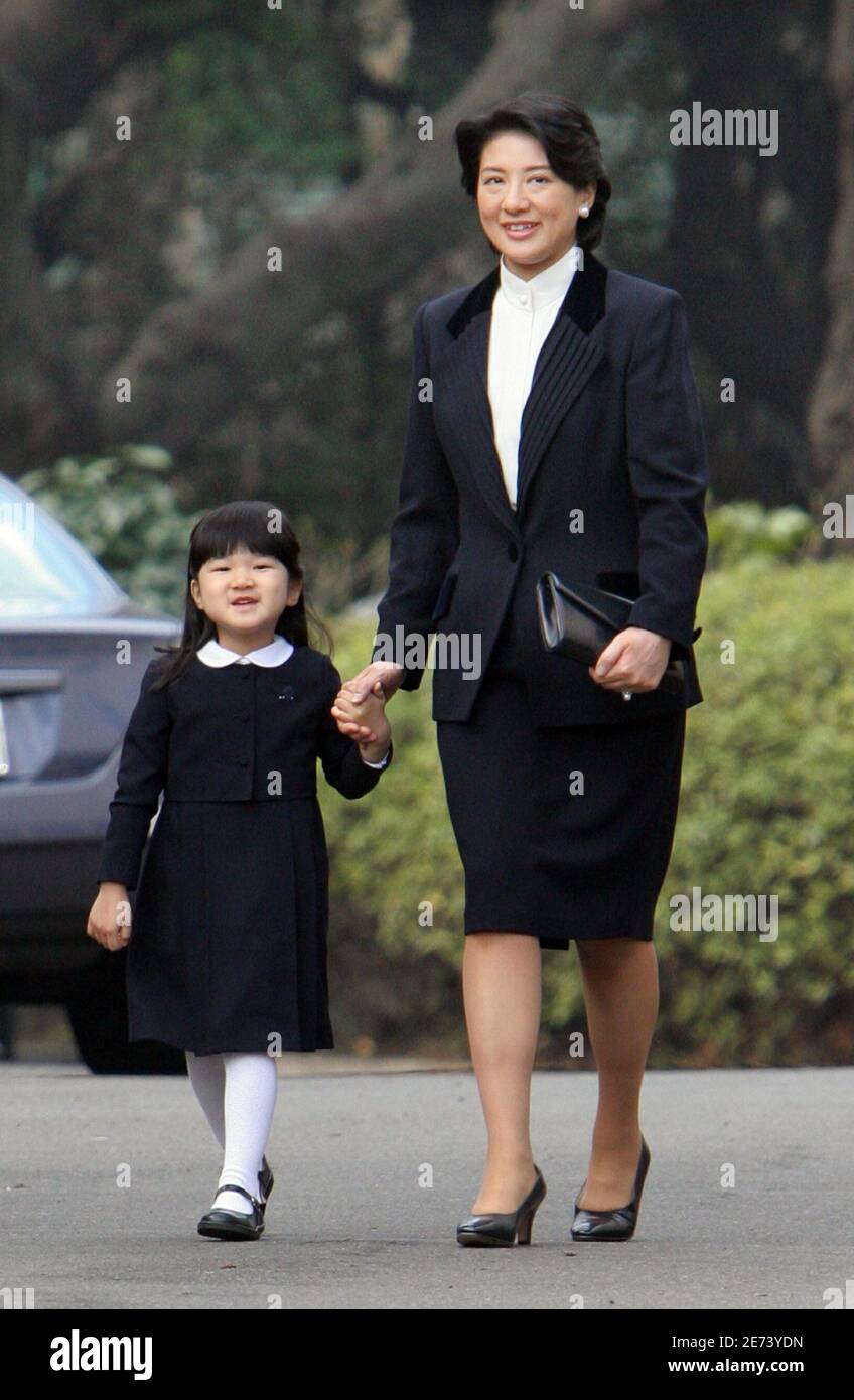 Children walk school japan hi-res stock photography and images - Alamy