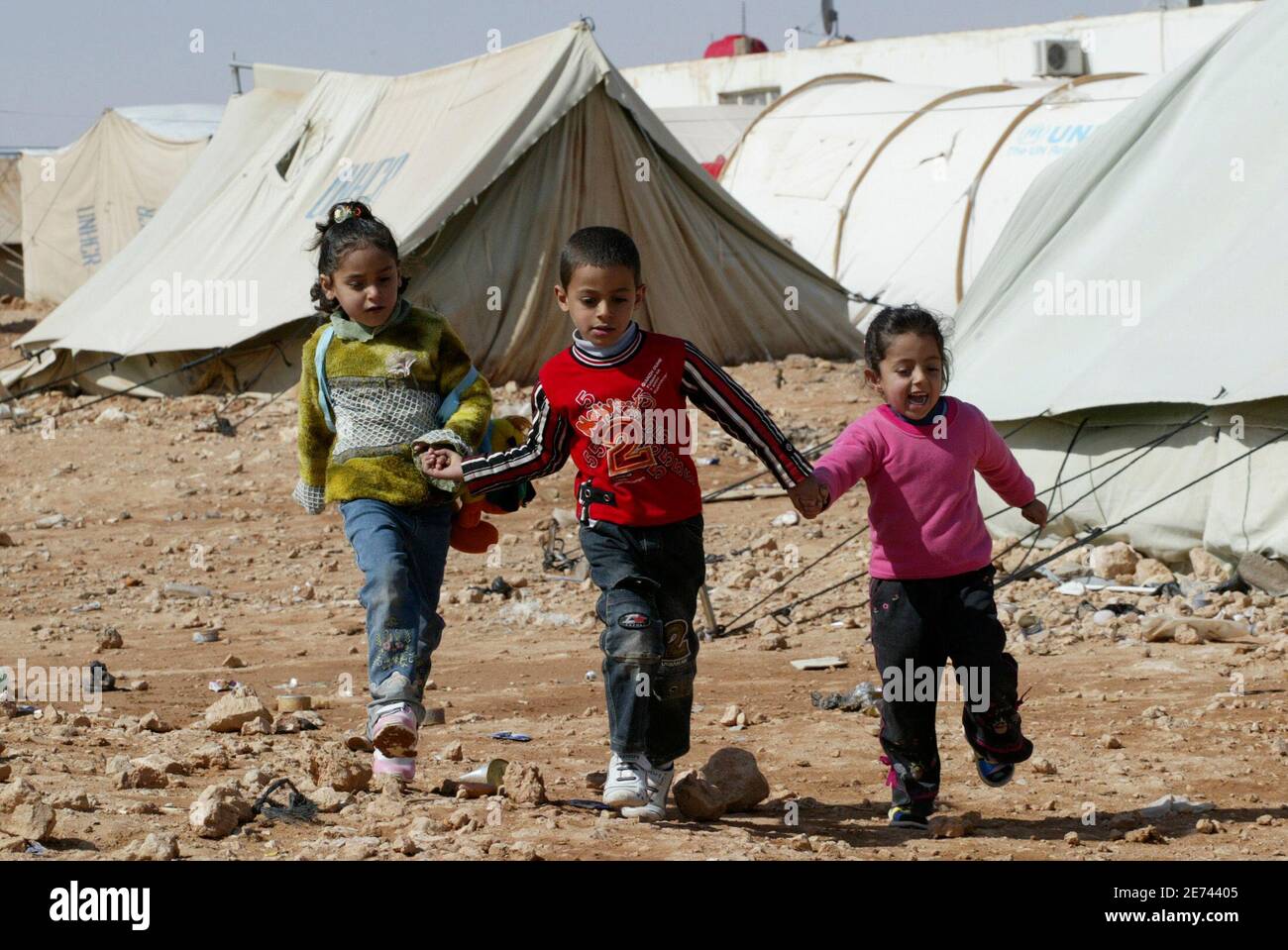 Refugee iraq hands hi-res stock photography and images - Alamy