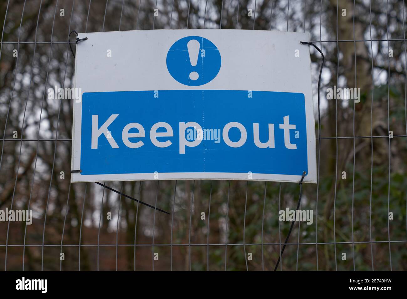 Blue keep out sign in front of a construction site Stock Photo - Alamy
