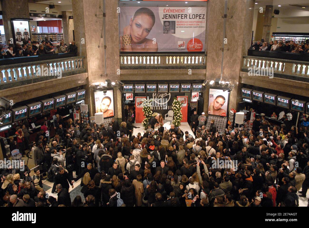 Jennifer lopez fans hi-res stock photography and images - Alamy