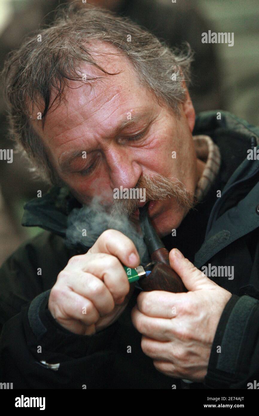 Fumer La Pipe High Resolution Stock Photography and Images - Alamy