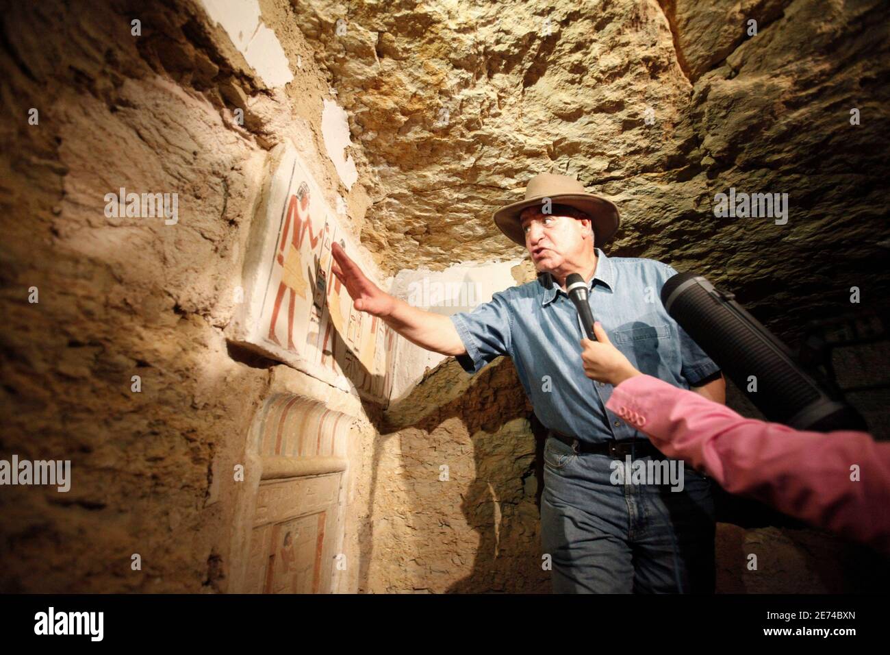 False door egyptian hi-res stock photography and images - Alamy