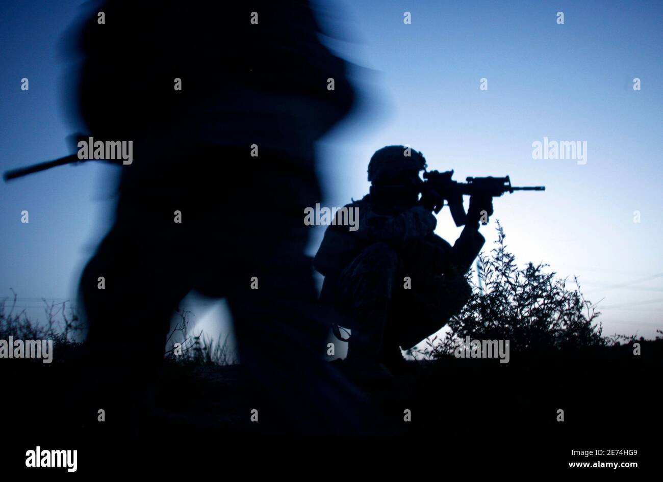 Defence war iraq soldier weapon machine gun hi-res stock photography ...