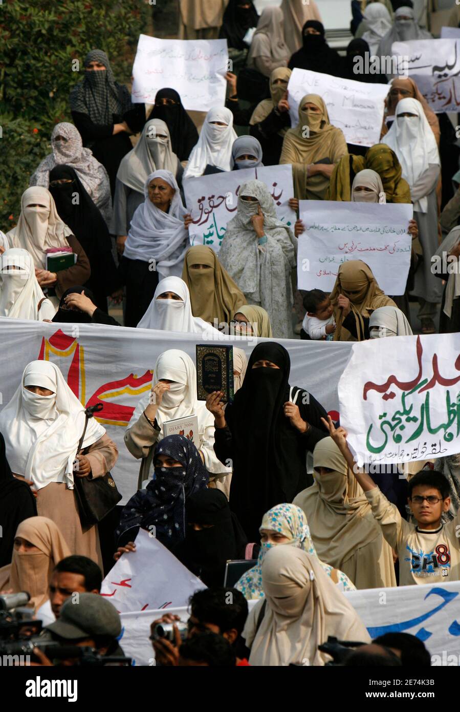 Women supporters of jamat e islami hi-res stock photography and images ...