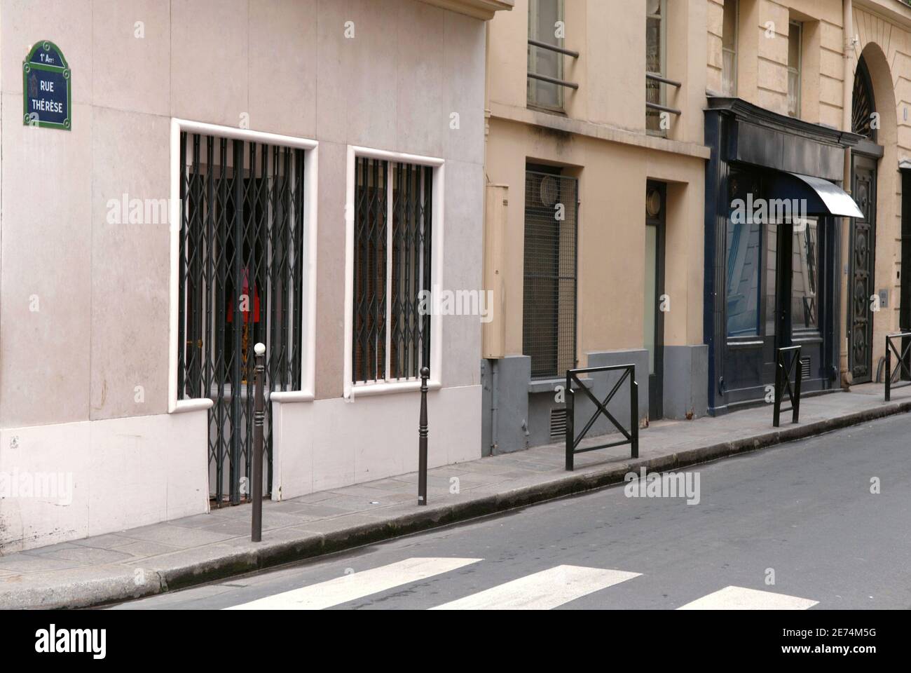Chandelles paris hi-res stock photography and images - Alamy