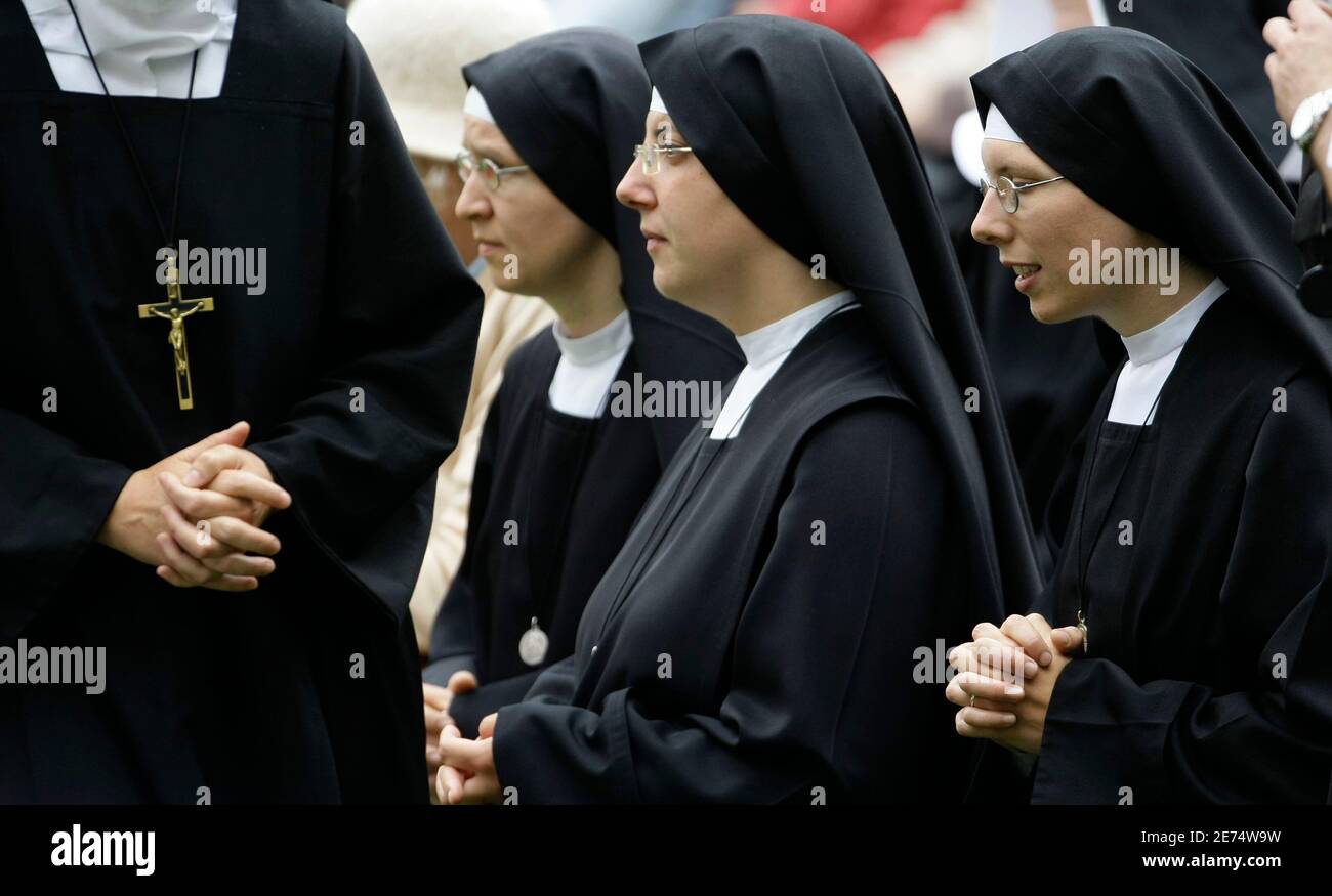Sspx nuns hi-res stock photography and images - Alamy