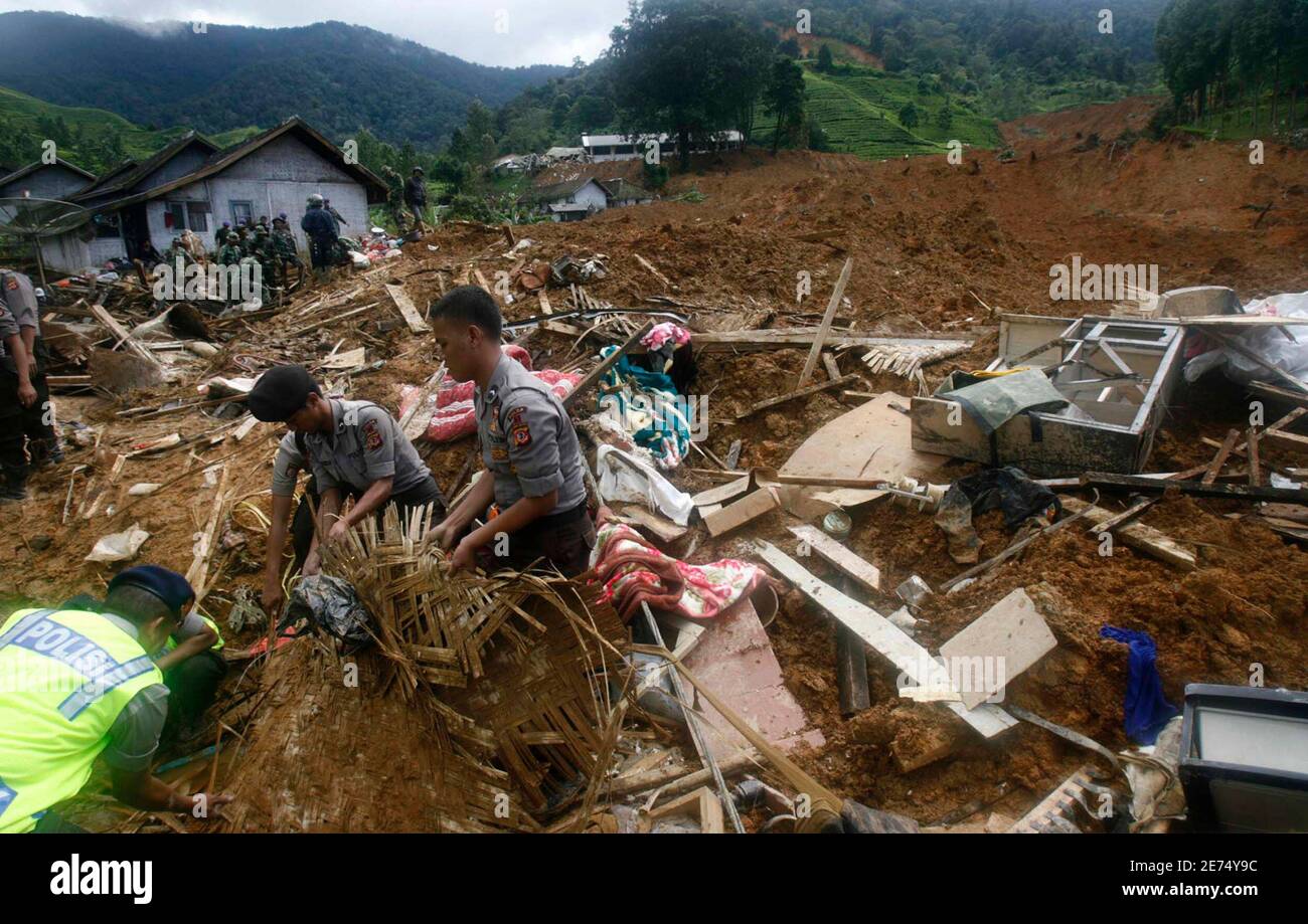 Six dead bodies found hi-res stock photography and images - Alamy