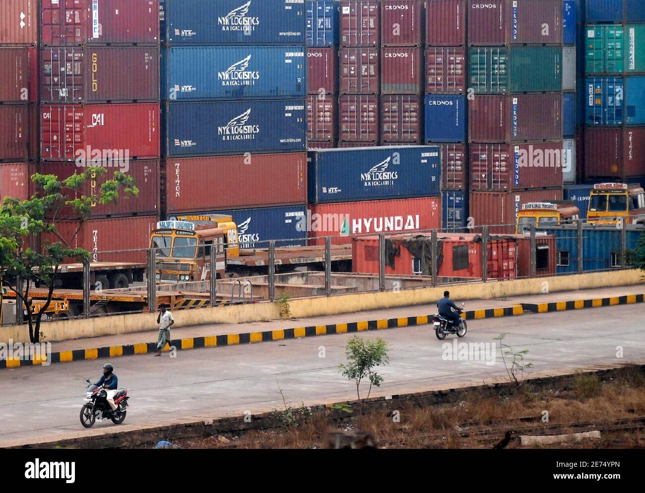 India port containers hi-res stock photography and images - Alamy
