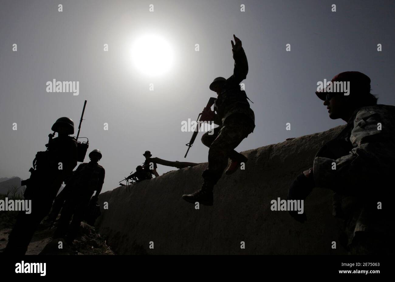 Us army wall patrol hi-res stock photography and images - Alamy