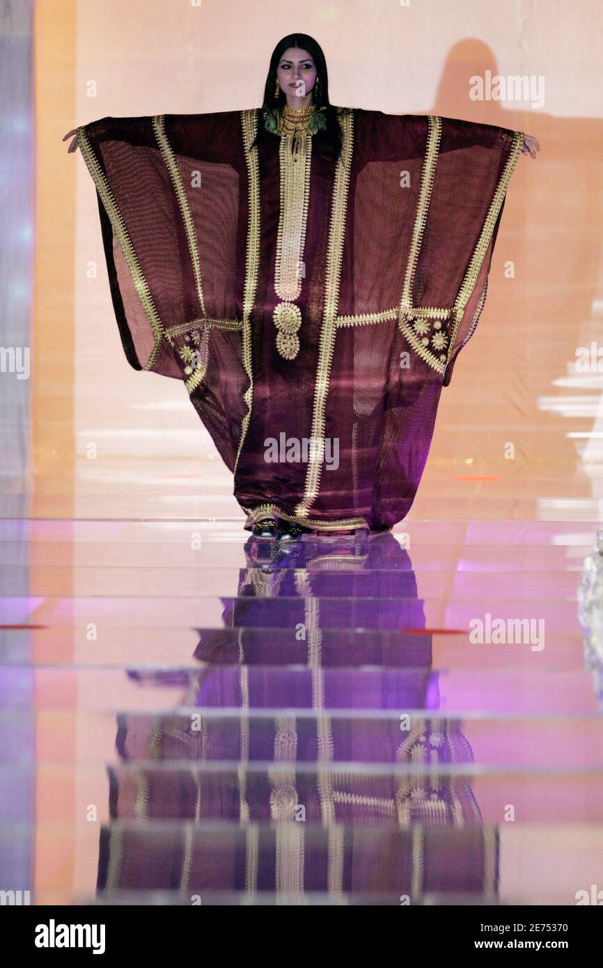 Traditional Qatari Dress High Resolution Stock Photography and Images ...