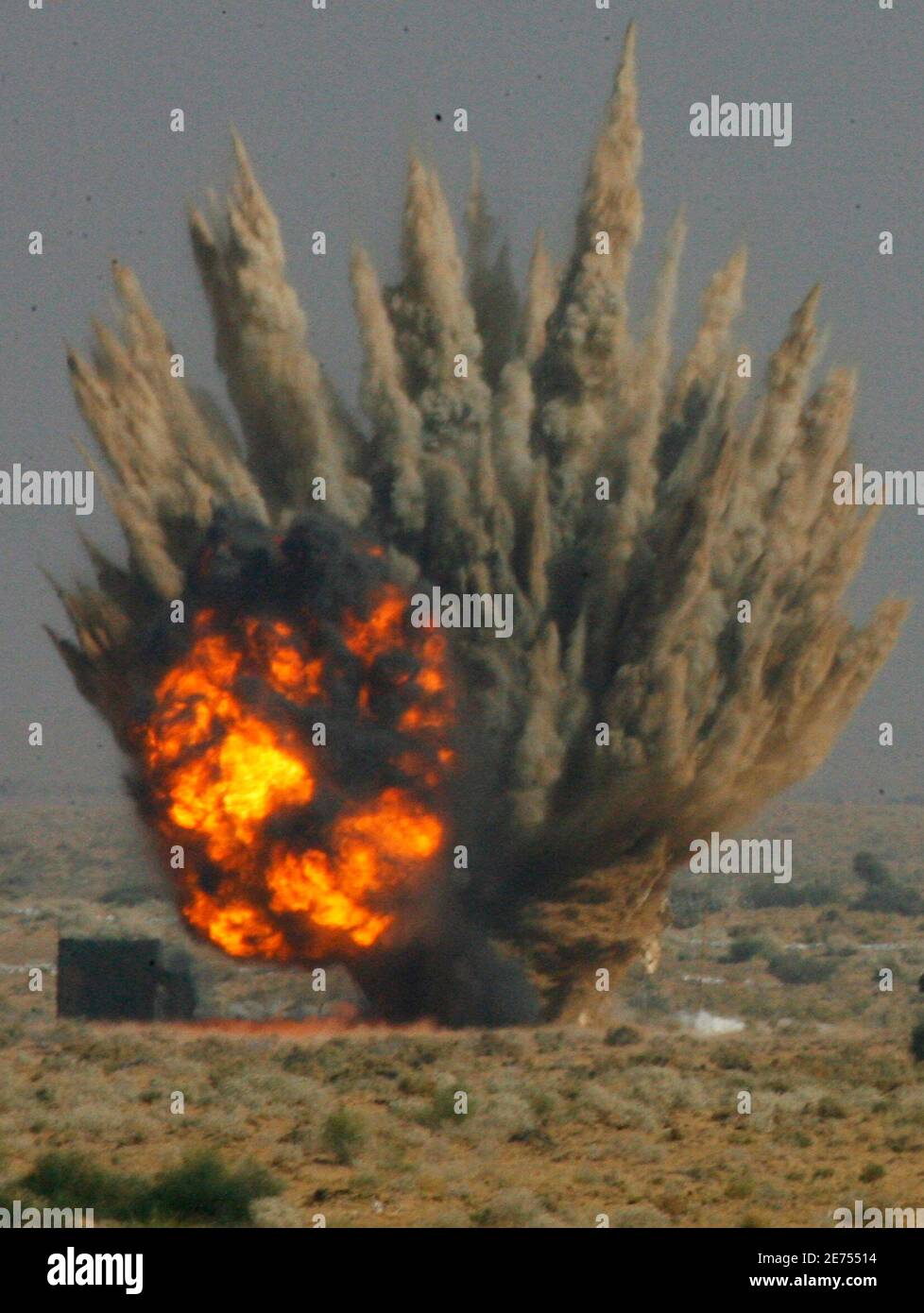 Oil fire in the desert hi-res stock photography and images - Alamy