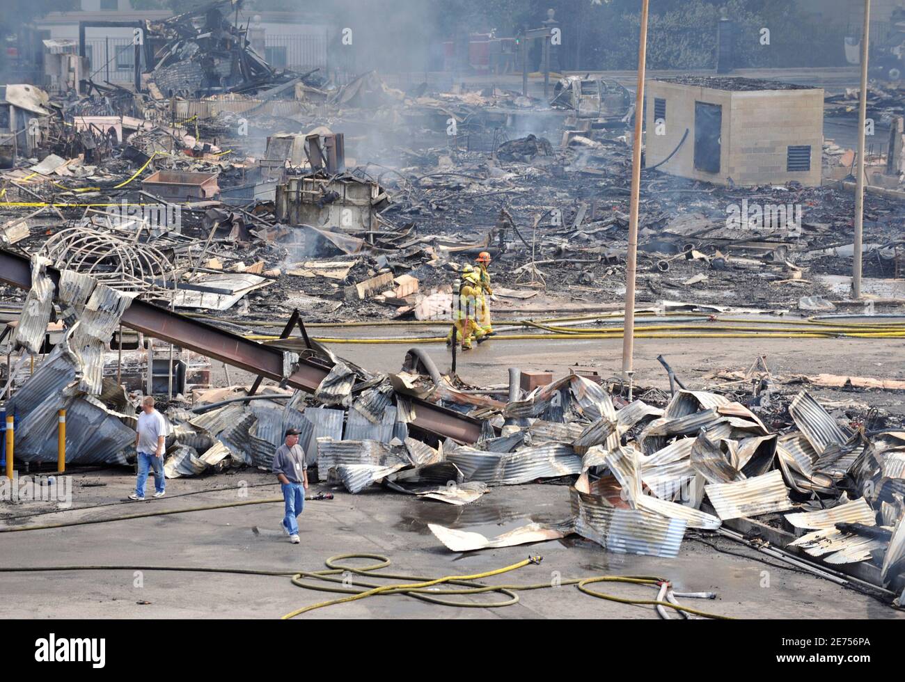 Universal studios fire june 2008 hi-res stock photography and images ...