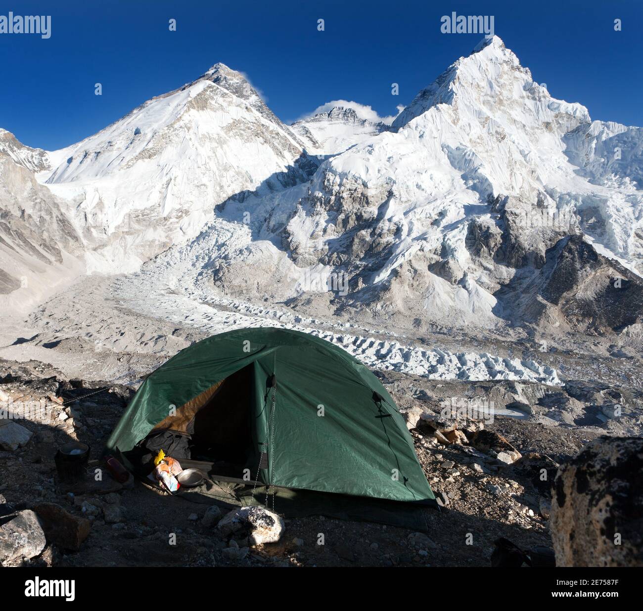 Mount everest camping area hi-res stock photography and images - Alamy