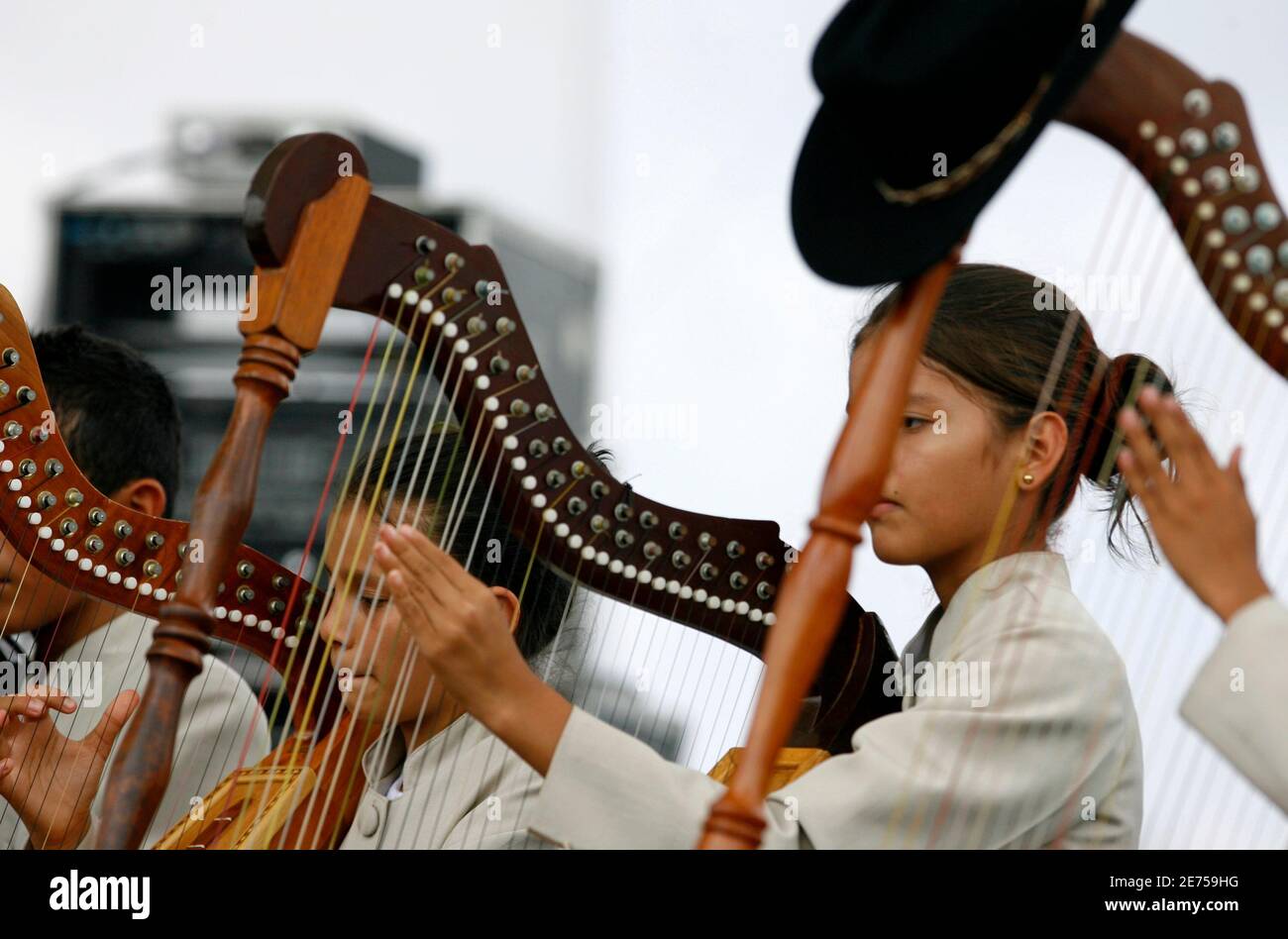 Play the harp hi-res stock photography and images - Alamy