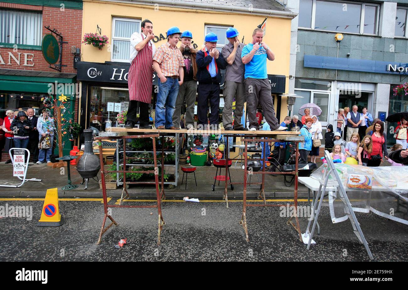 Man wolf whistling hi-res stock photography and images - Alamy