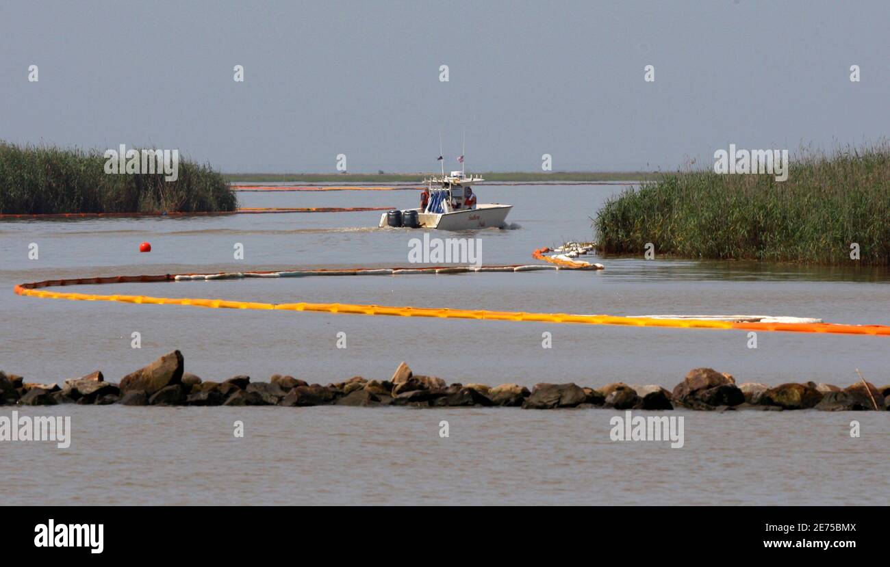 Containment Booms High Resolution Stock Photography and Images - Alamy