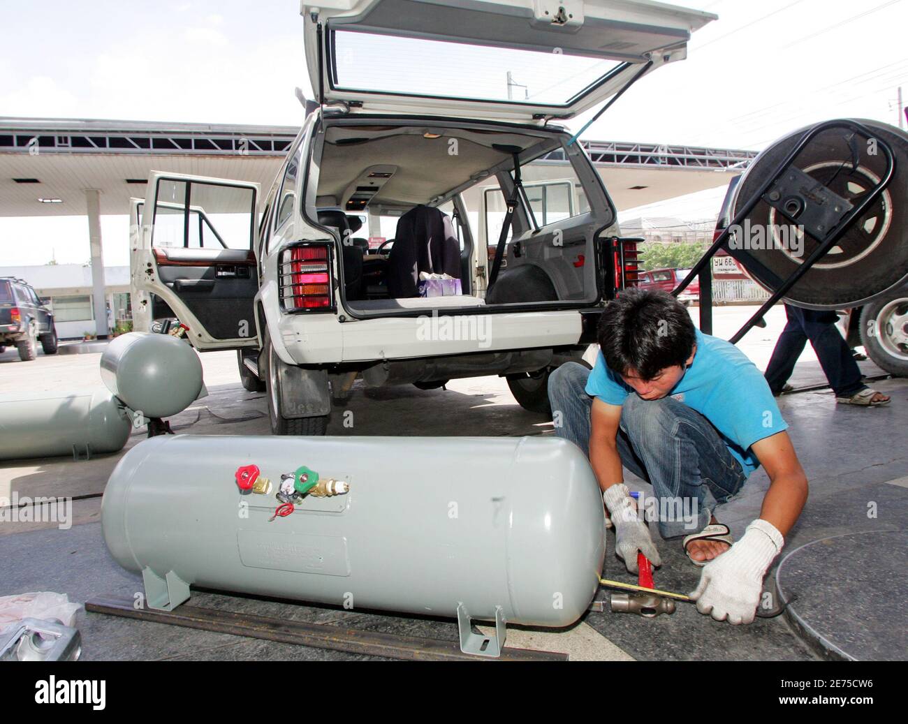 Switching tanks hi-res stock photography and images - Alamy
