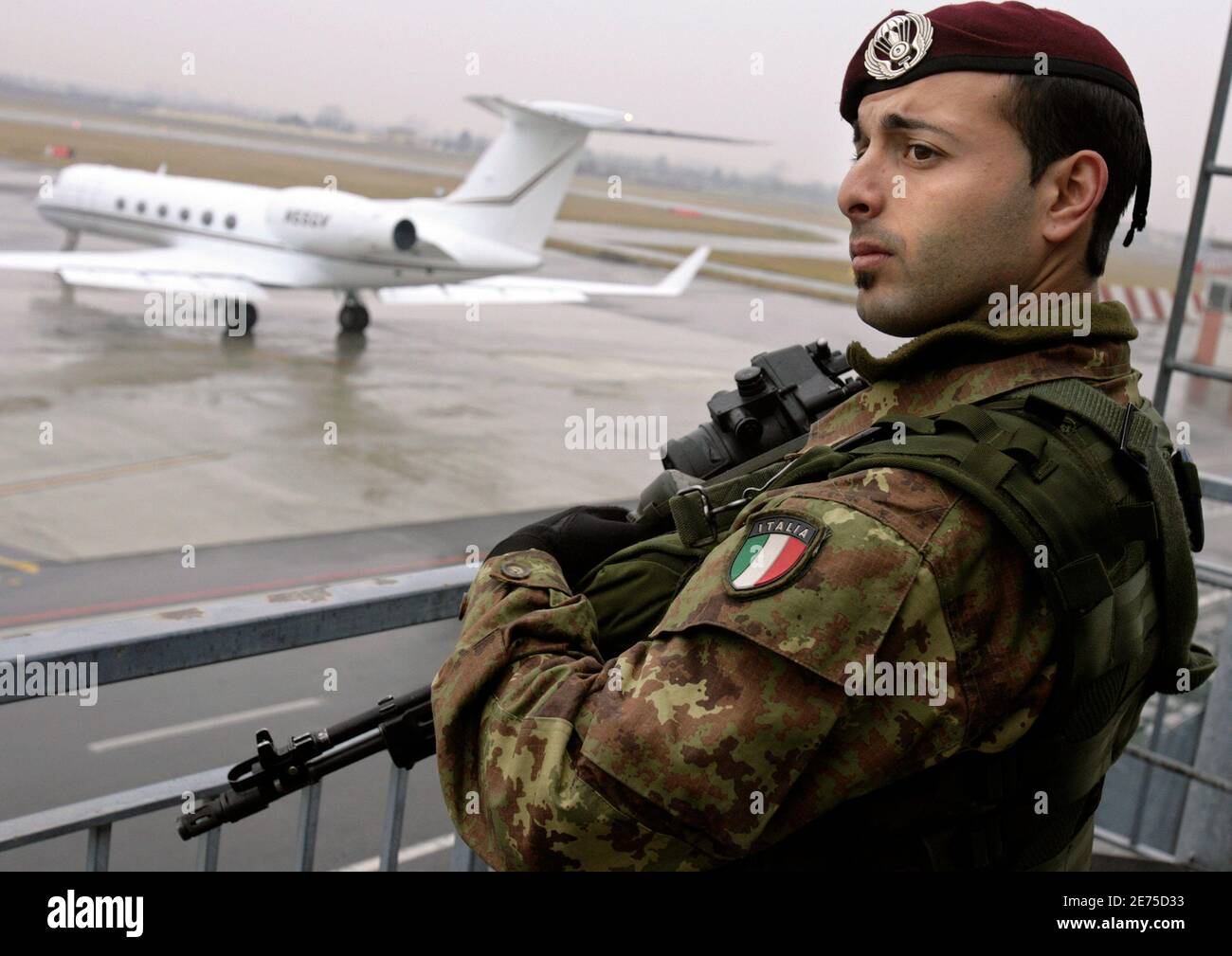 Italian army paratrooper hi-res stock photography and images - Alamy