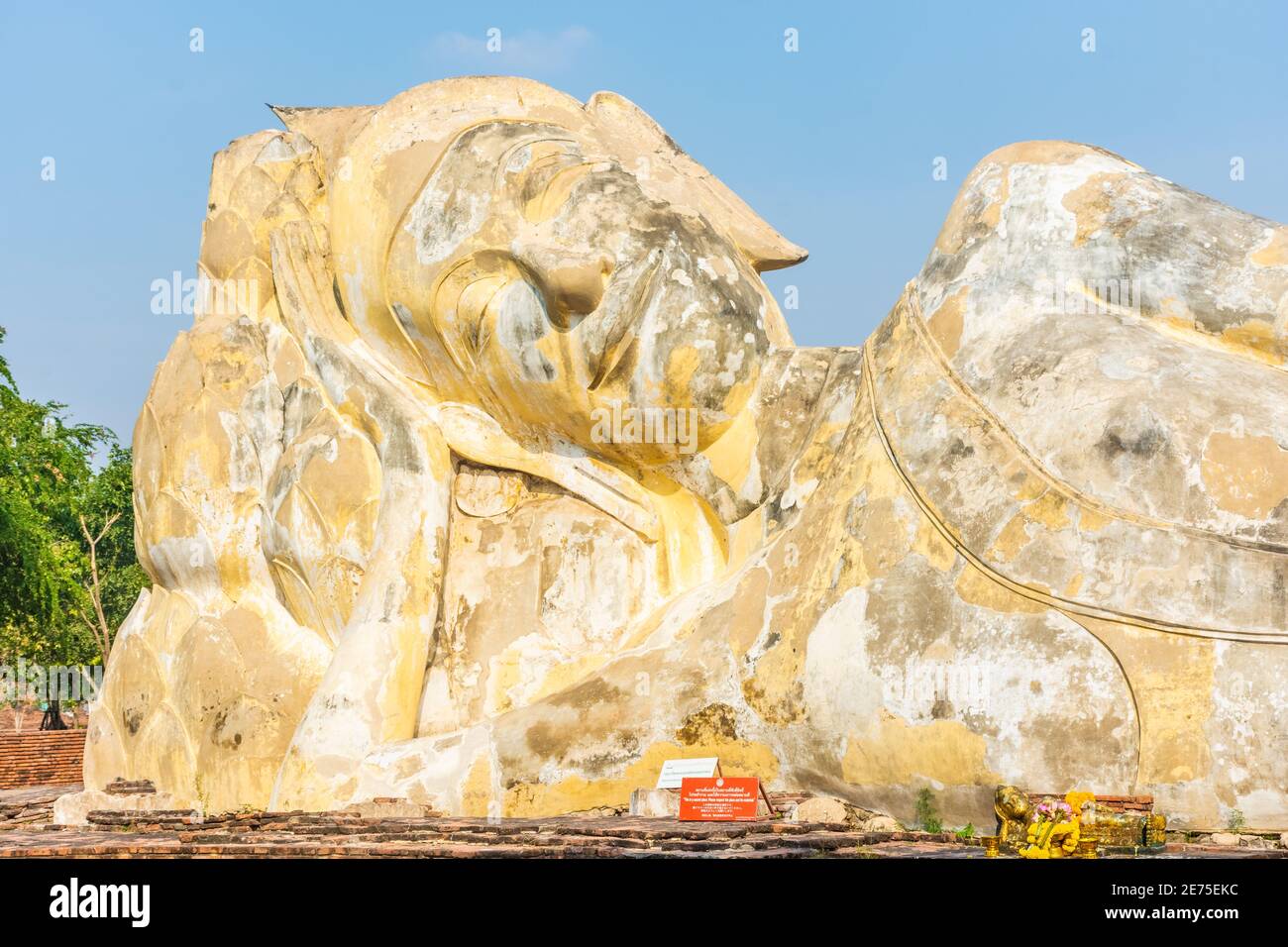 Old laying buddha statue buddhist temple hi-res stock photography and ...