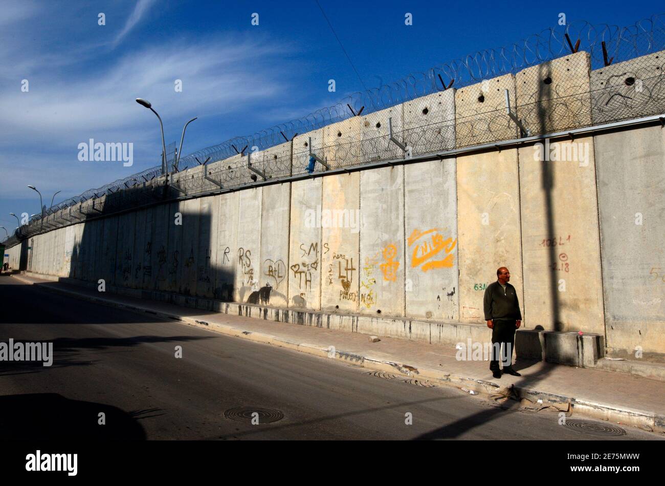 Separation barrier israel al ram hi-res stock photography and images ...
