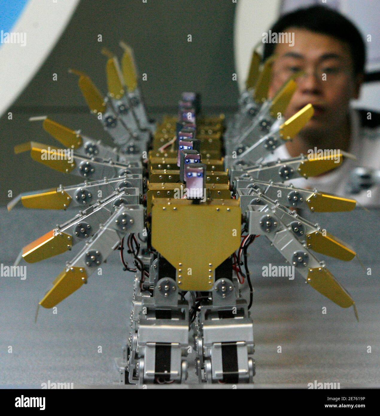 Robots working in china hi-res stock photography and images - Alamy