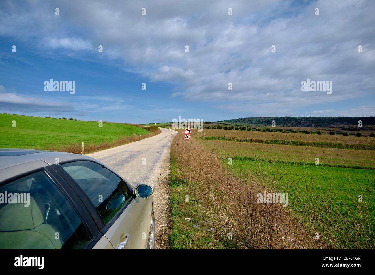 Car parking on grass hi-res stock photography and images - Alamy