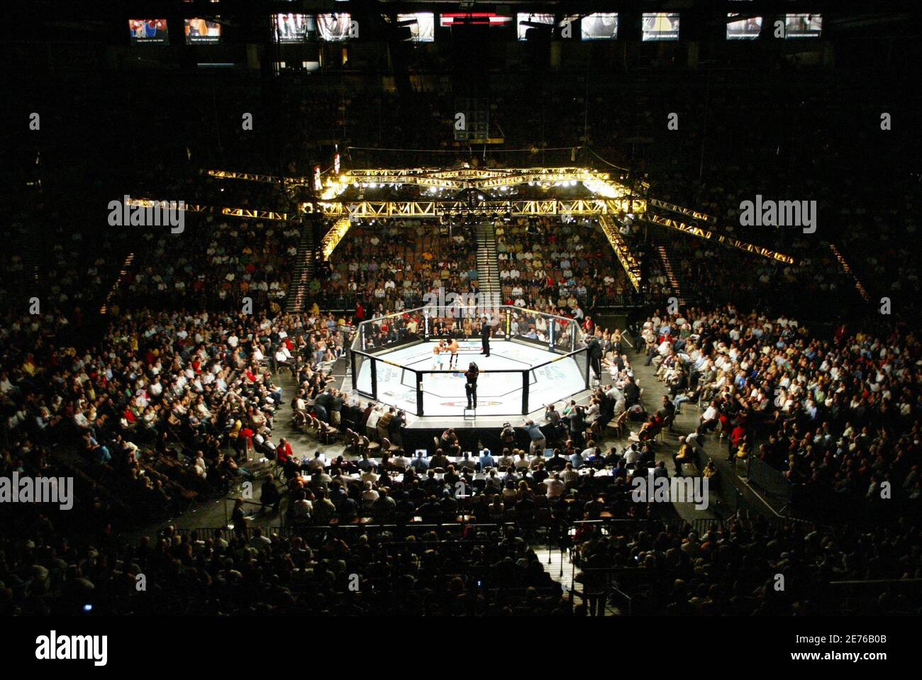 Ufc octagon hi-res stock photography and images - Alamy