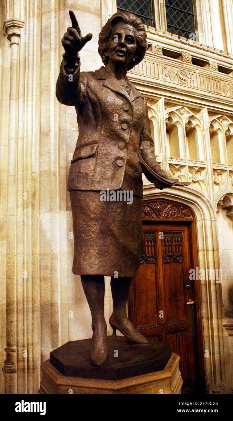 Palace westminster statue thatcher hi-res stock photography and images ...