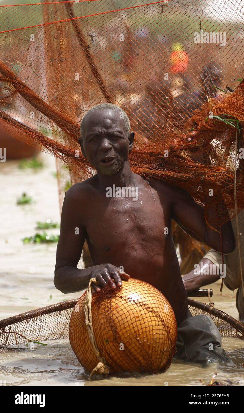 Argungu fishing hi-res stock photography and images - Alamy