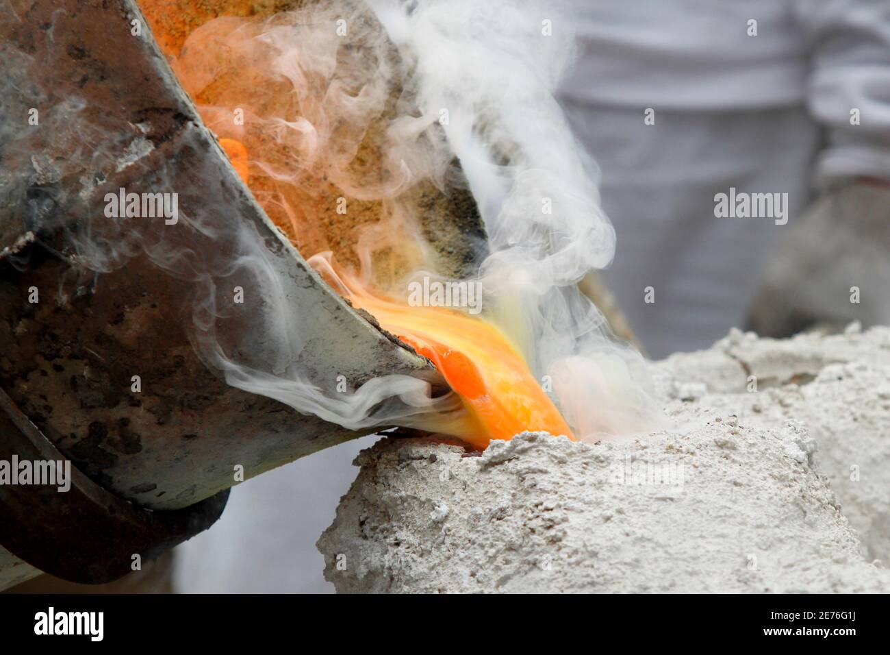 pouring liquid metal into mold Stock Photo - Alamy