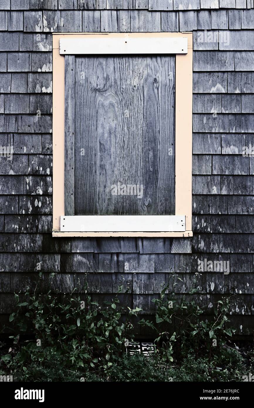 Window boarded up hi-res stock photography and images - Alamy