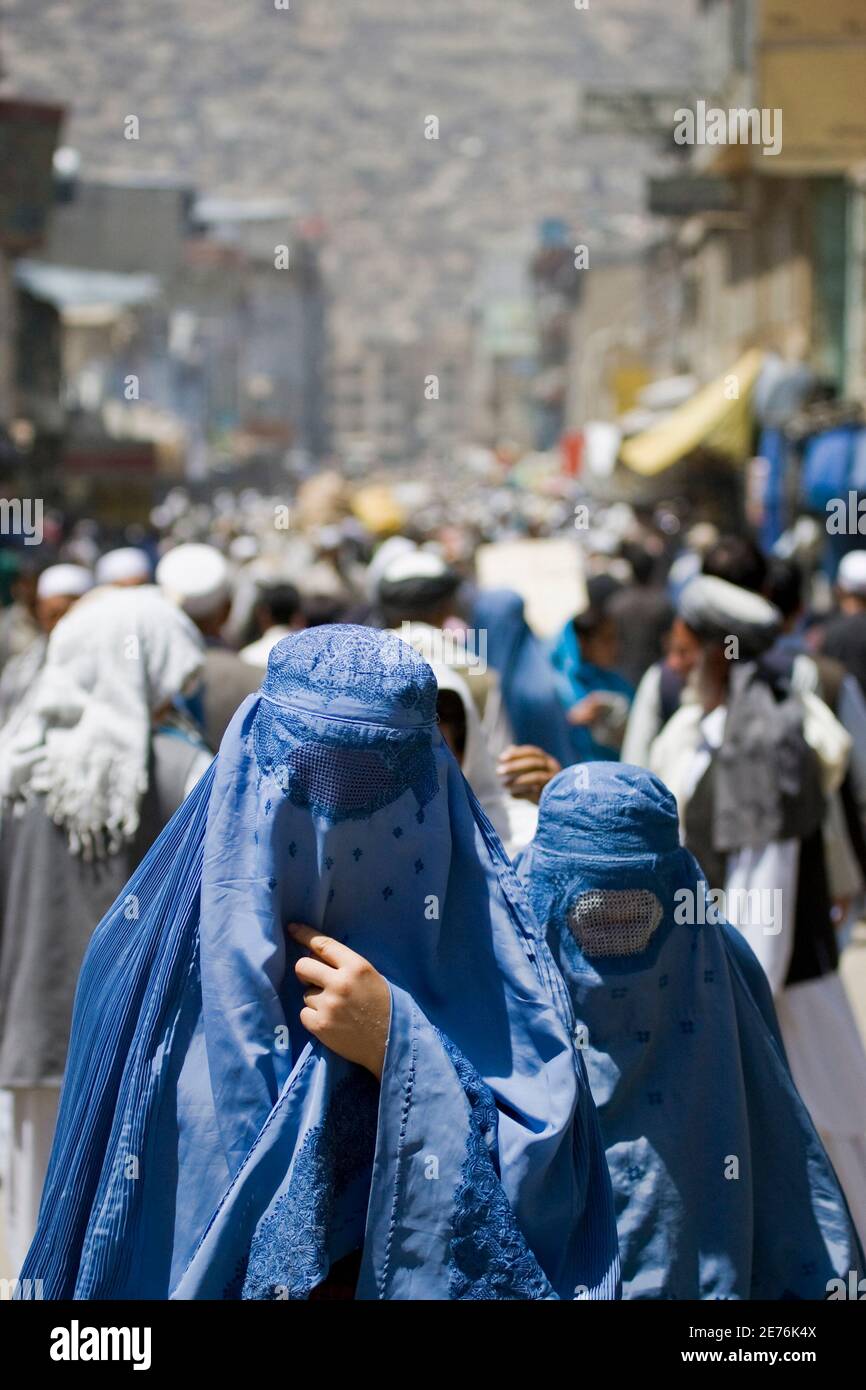 Afghan burqa clad women hi-res stock photography and images - Alamy