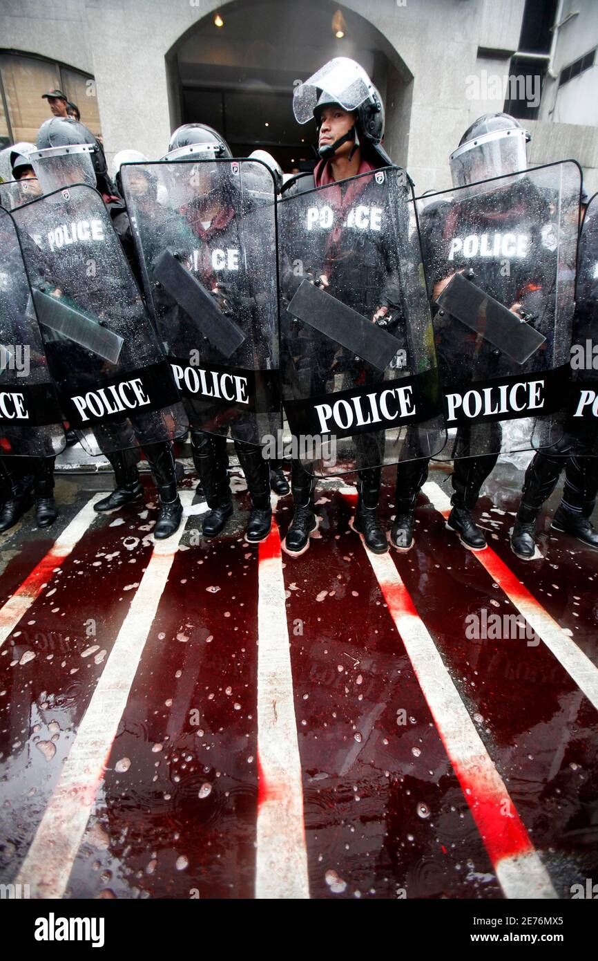 Riot gates hi-res stock photography and images - Alamy