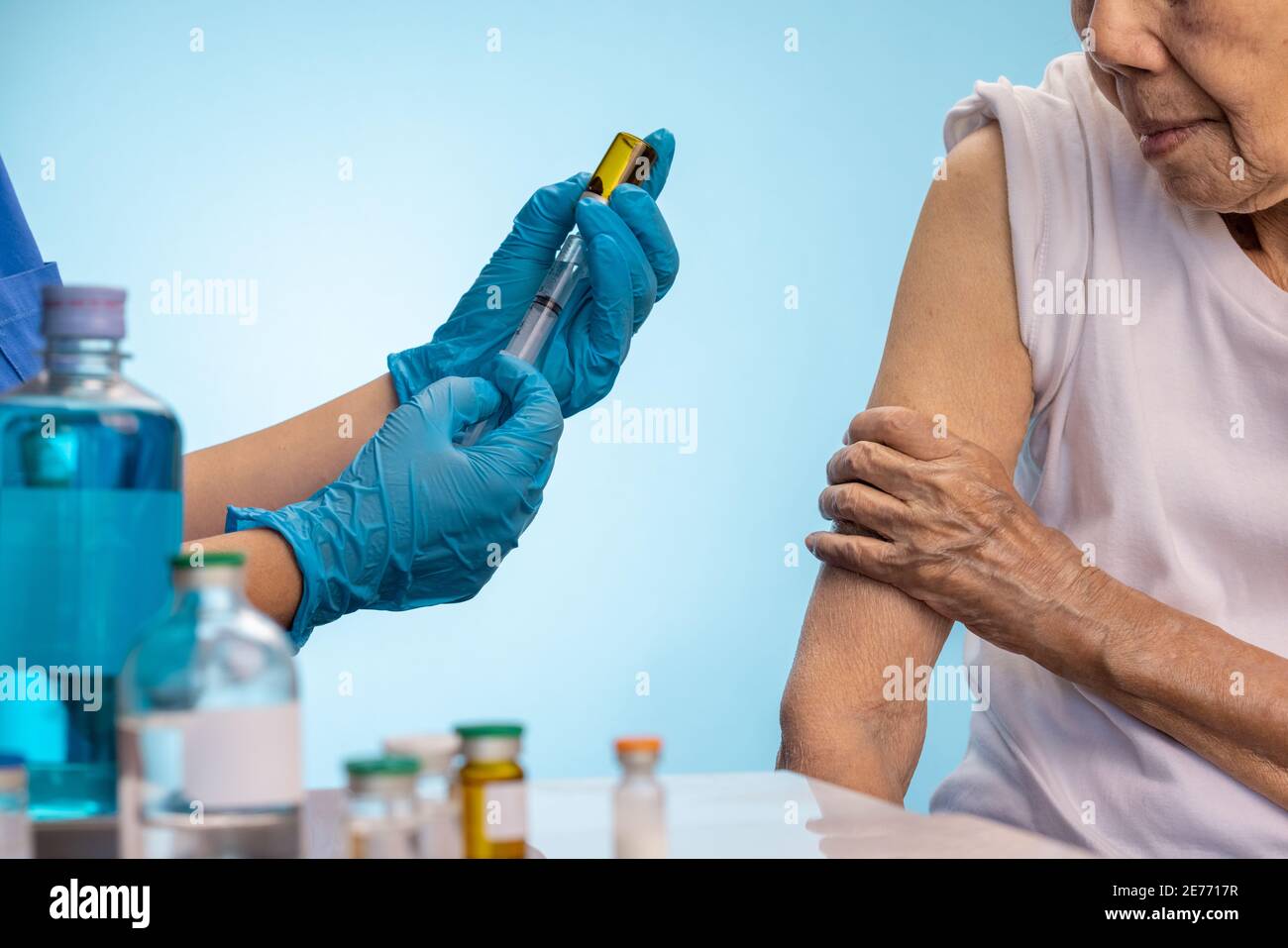 Closeup nurse doing vaccine injection to senior woman Stock Photo - Alamy