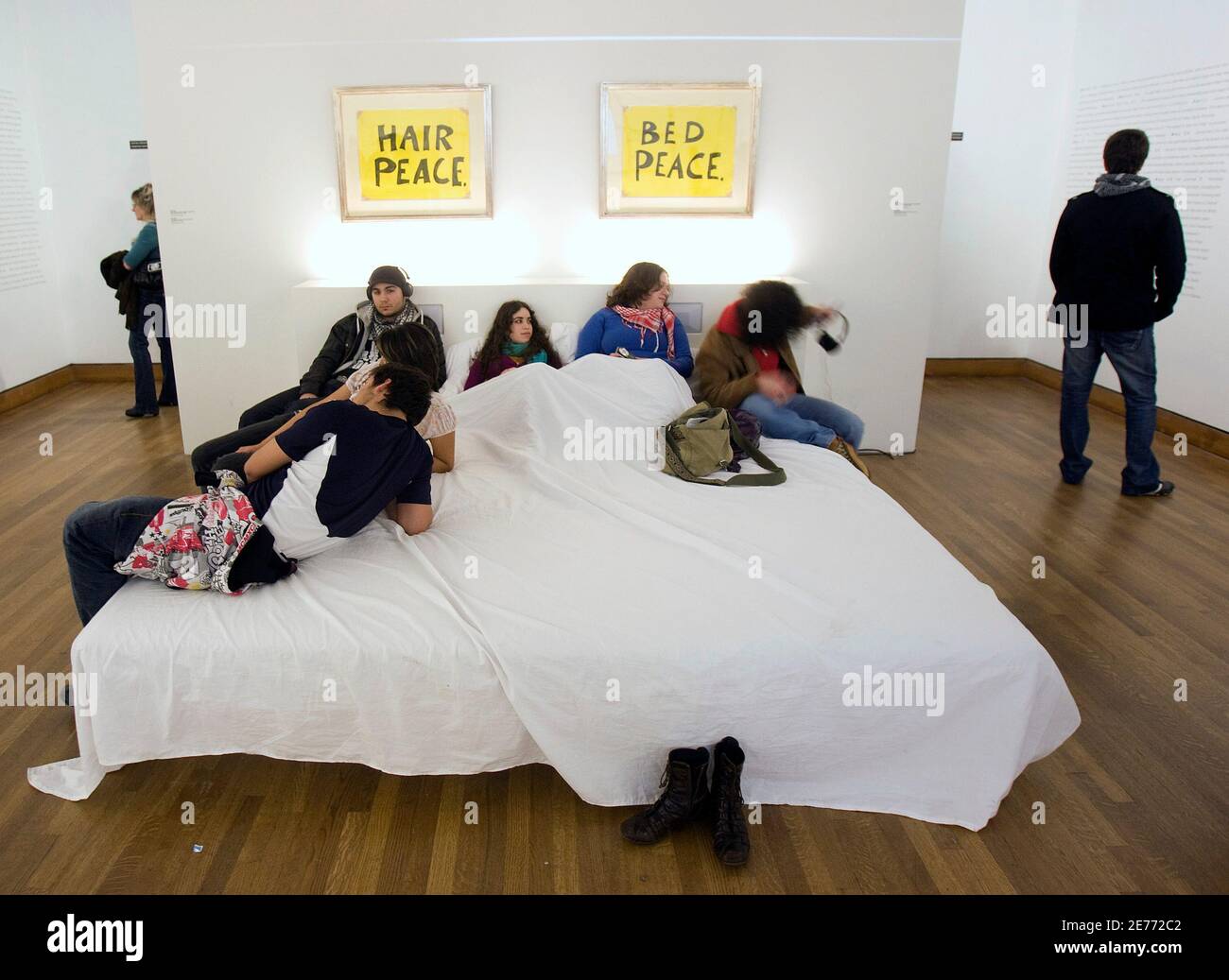 Yoko ono bed peace hi-res stock photography and images - Alamy