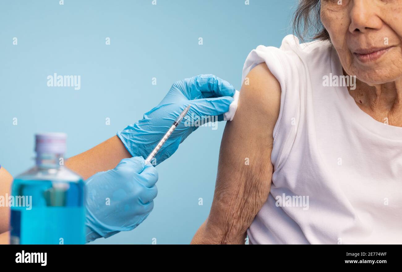 Closeup nurse doing vaccine injection to senior woman Stock Photo - Alamy