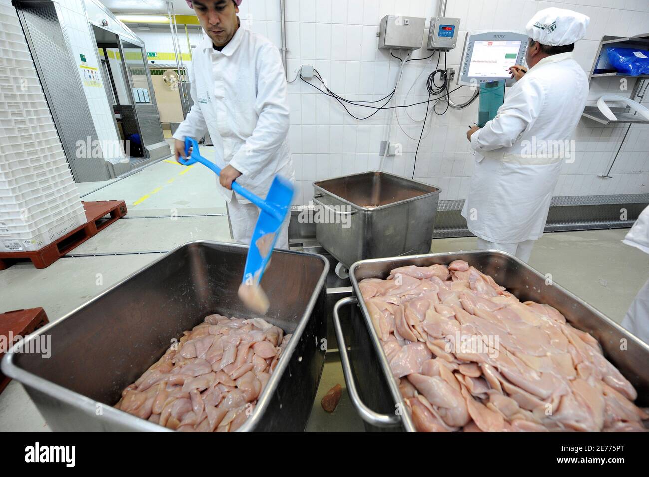 Weighing buckets hi-res stock photography and images - Alamy