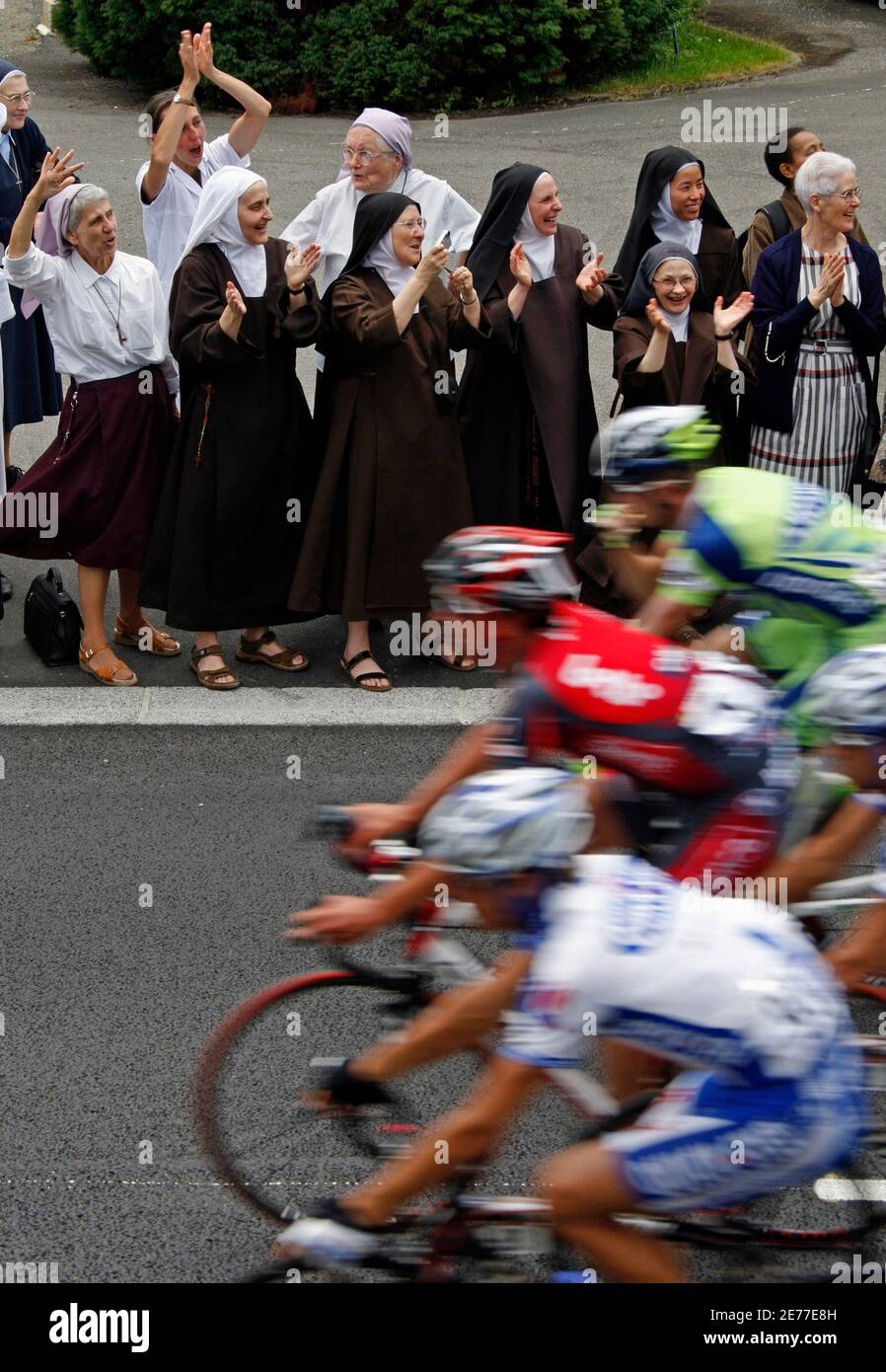 Nuns movement hi-res stock photography and images - Alamy