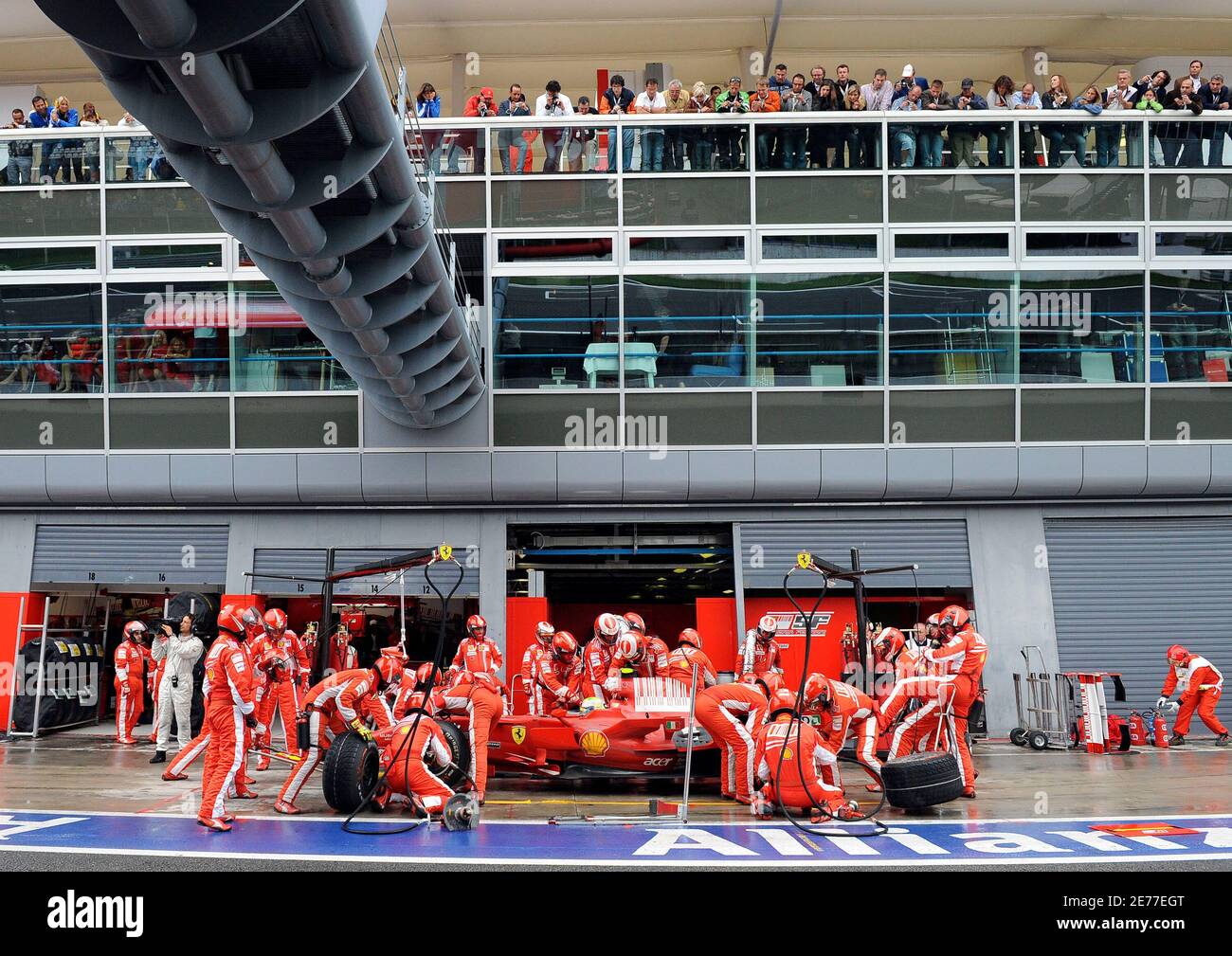 F1 ferrari pit stop 2008 hi-res stock photography and images - Alamy