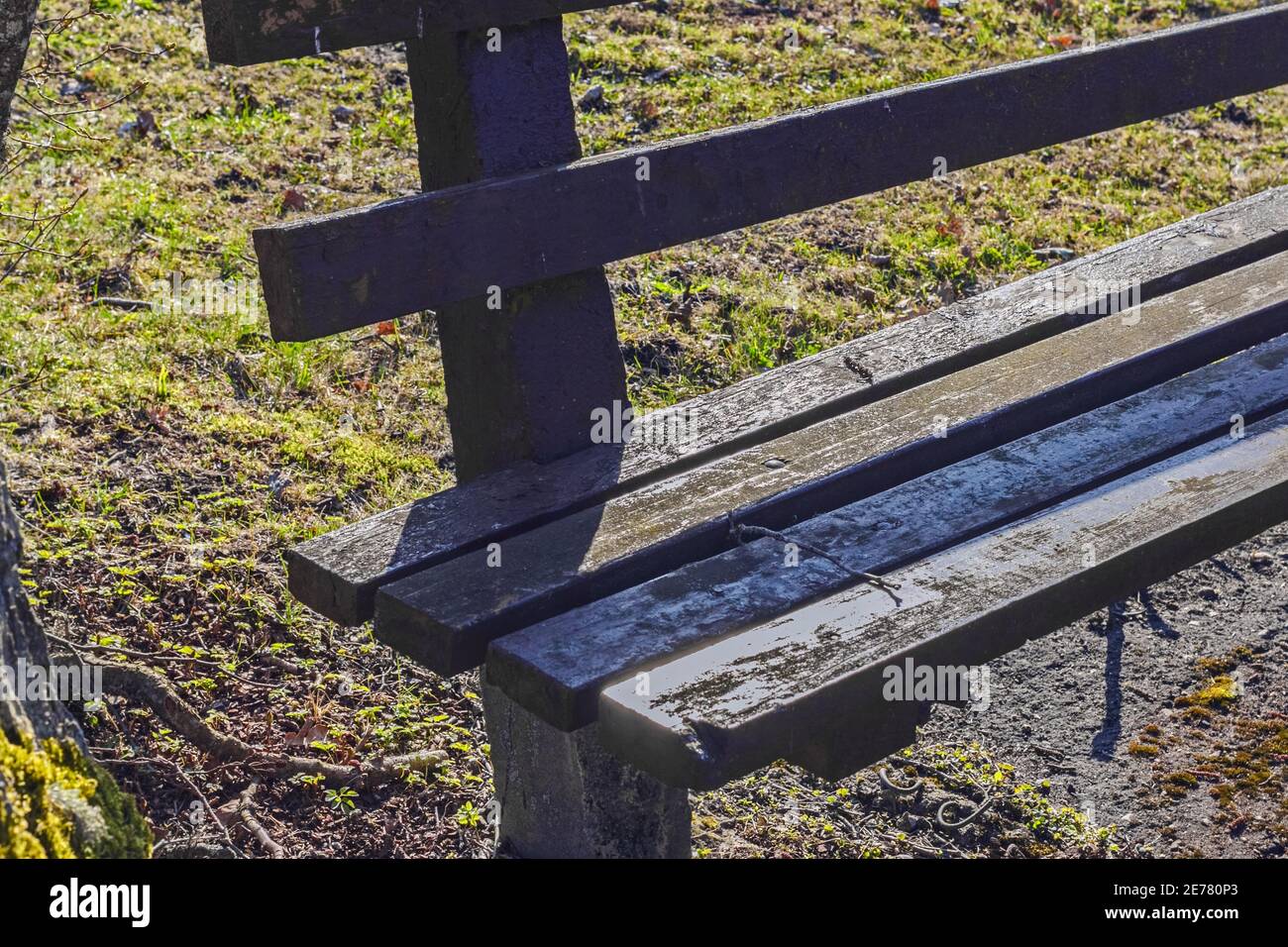 Concrete and wood park bench hi-res stock photography and images - Alamy