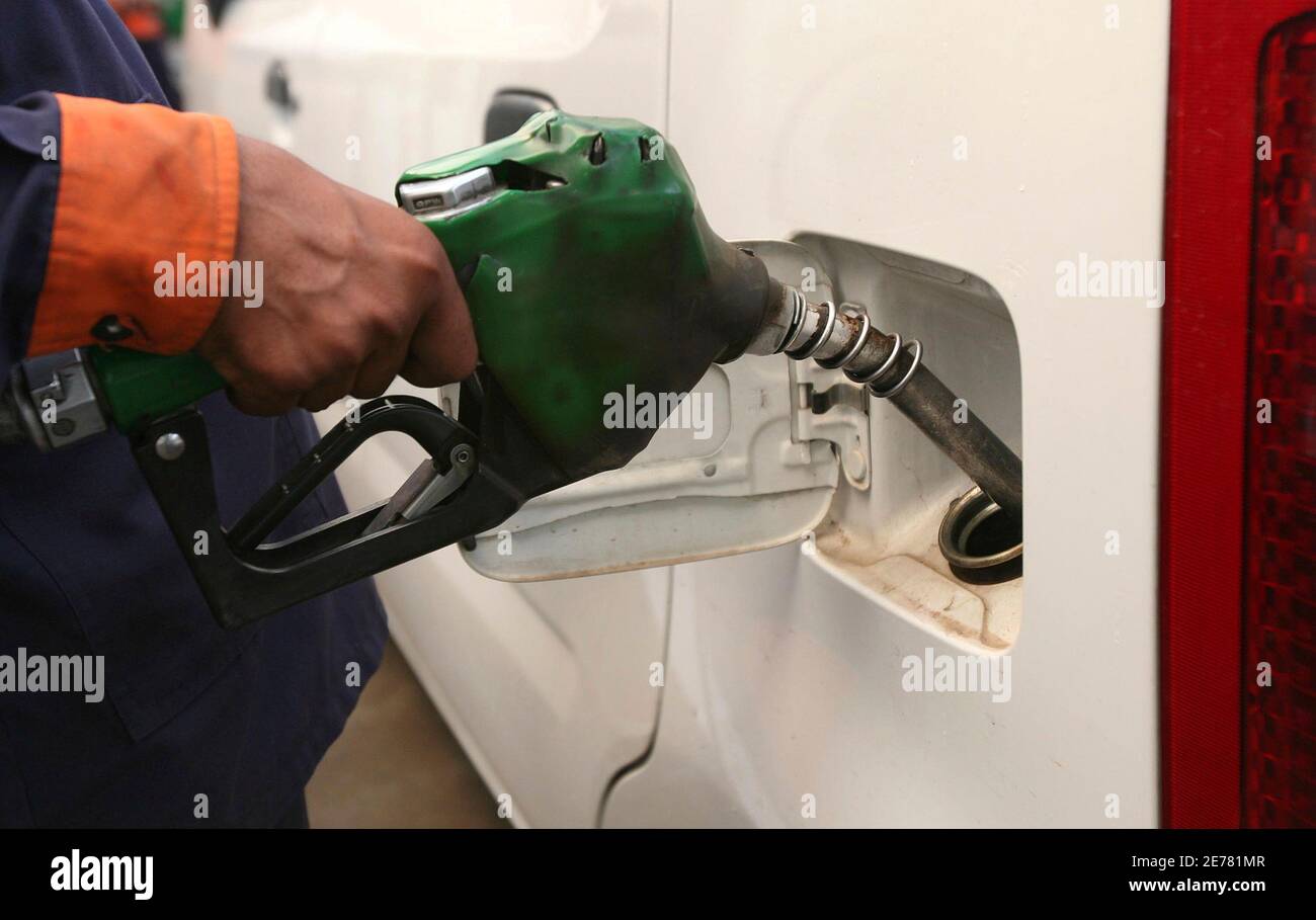 Car passing gas station hi-res stock photography and images - Alamy