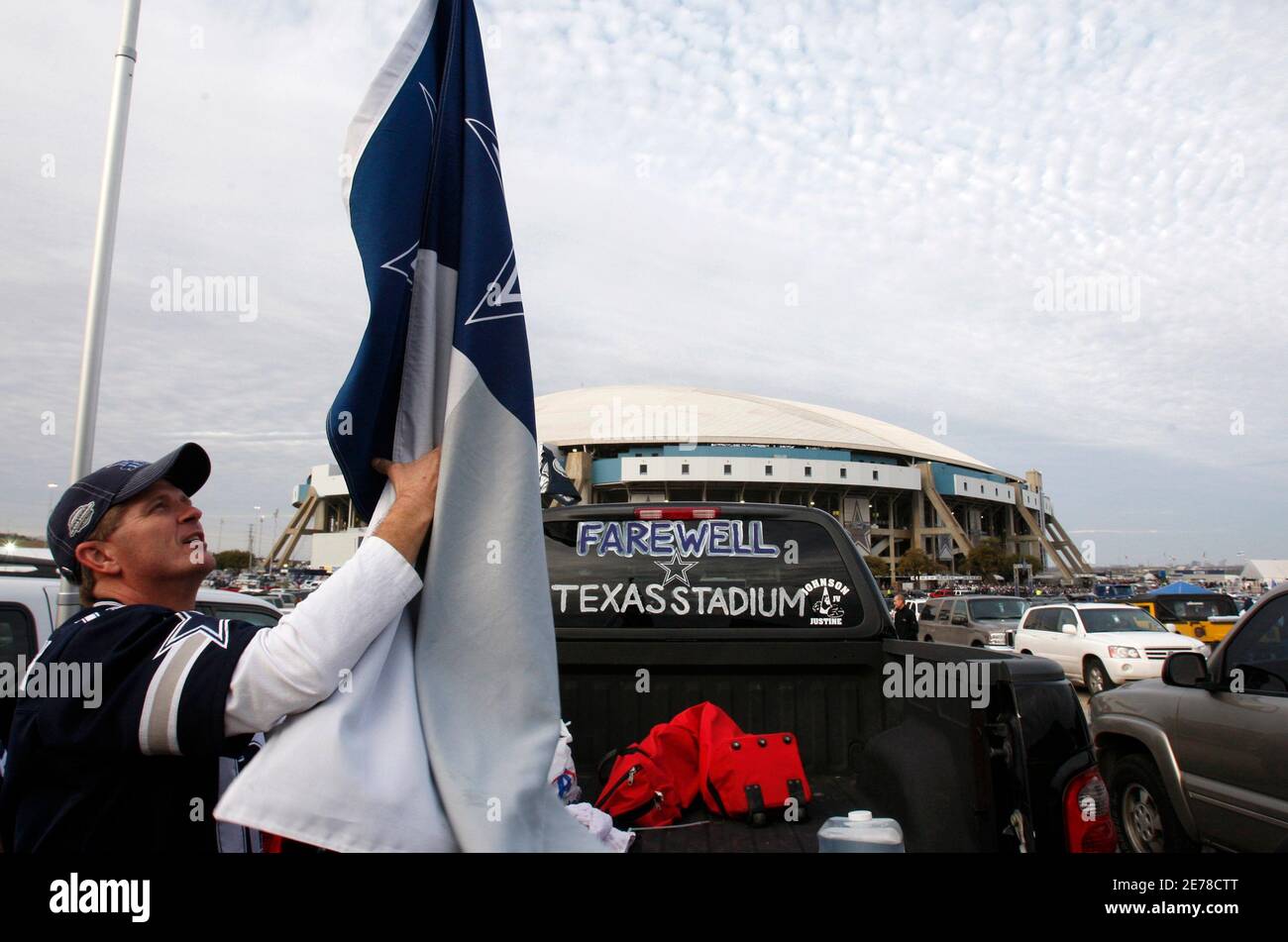 Dallas cowboys stadium flag hi-res stock photography and images - Alamy