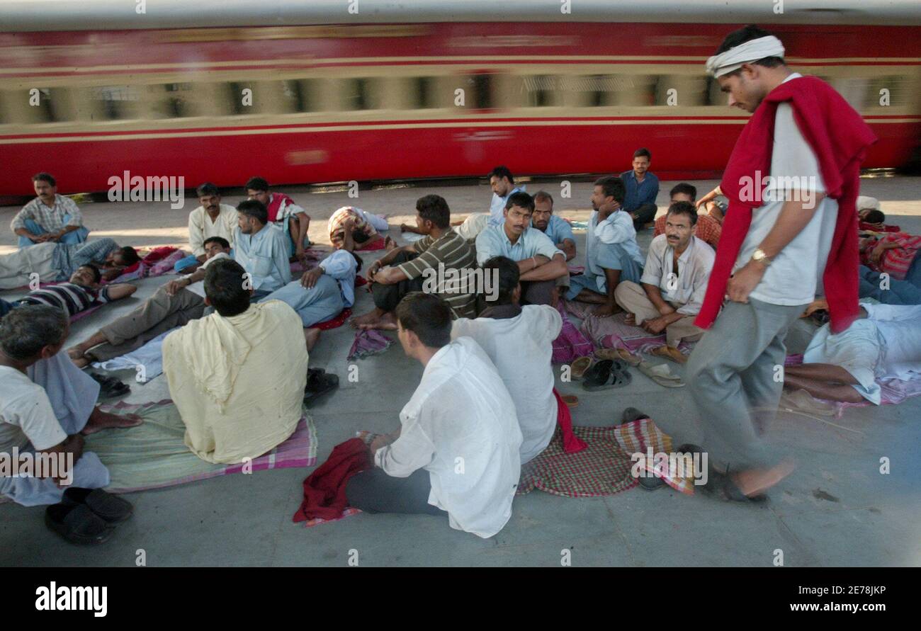 Indian rail porters hi-res stock photography and images - Alamy