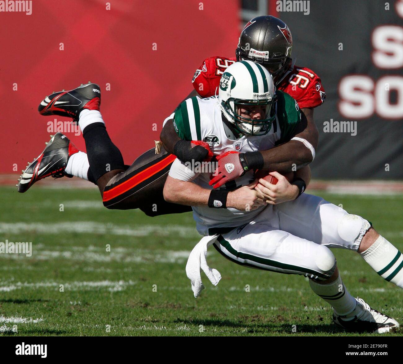 Action nfl professional football player tackle hi-res stock photography ...