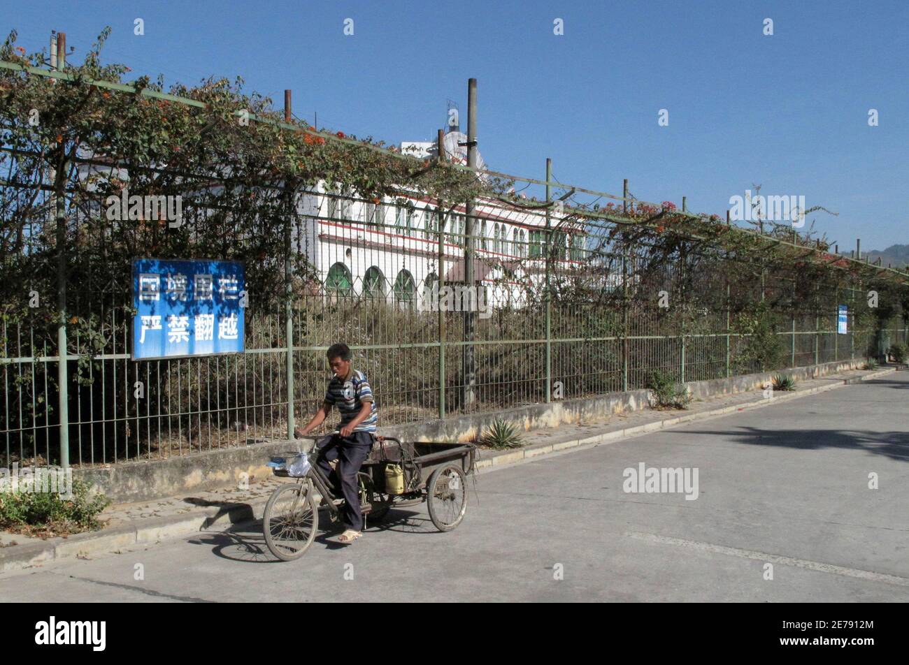 China myanmar border hi-res stock photography and images - Alamy