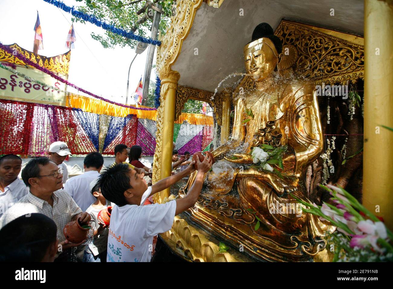 Buddha Statue Under Bodhi Tree High Resolution Stock Photography and ...