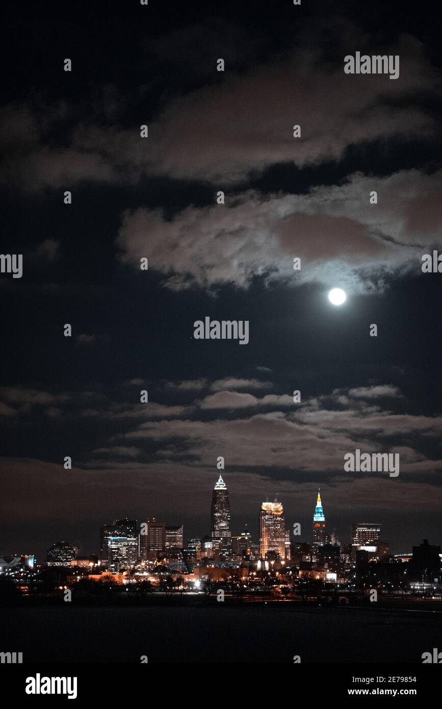 Cleveland Ohio Skyline at Night Stock Photo - Alamy