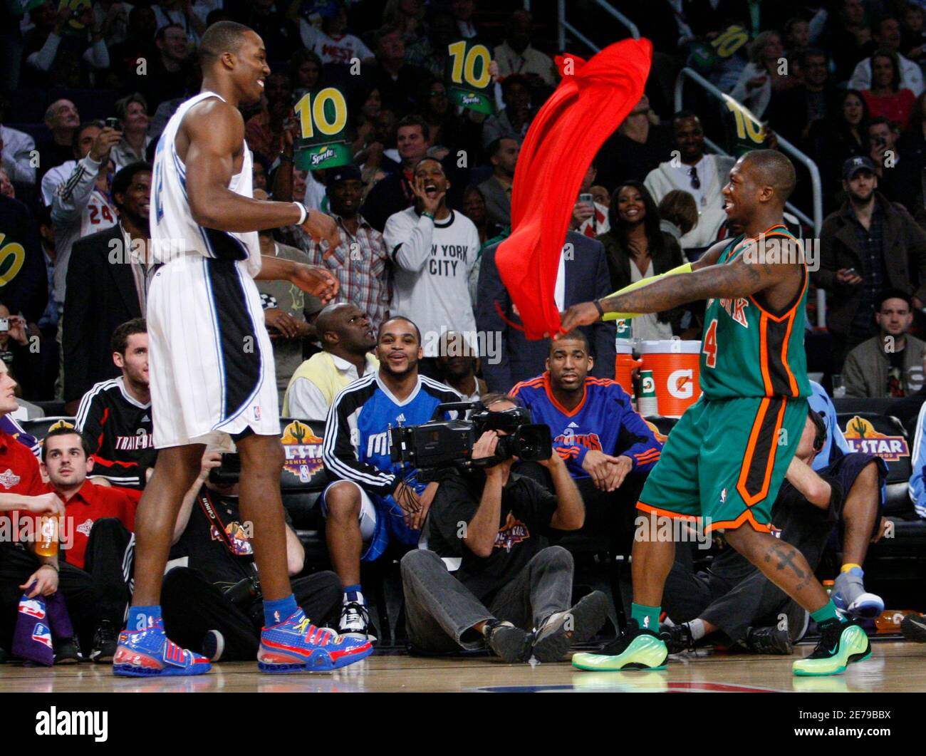 Nate Robinson Dunking Over Dwight Howard Wallpaper