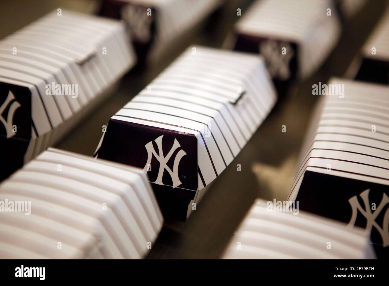 Hot dog stadium baseball hi-res stock photography and images - Alamy