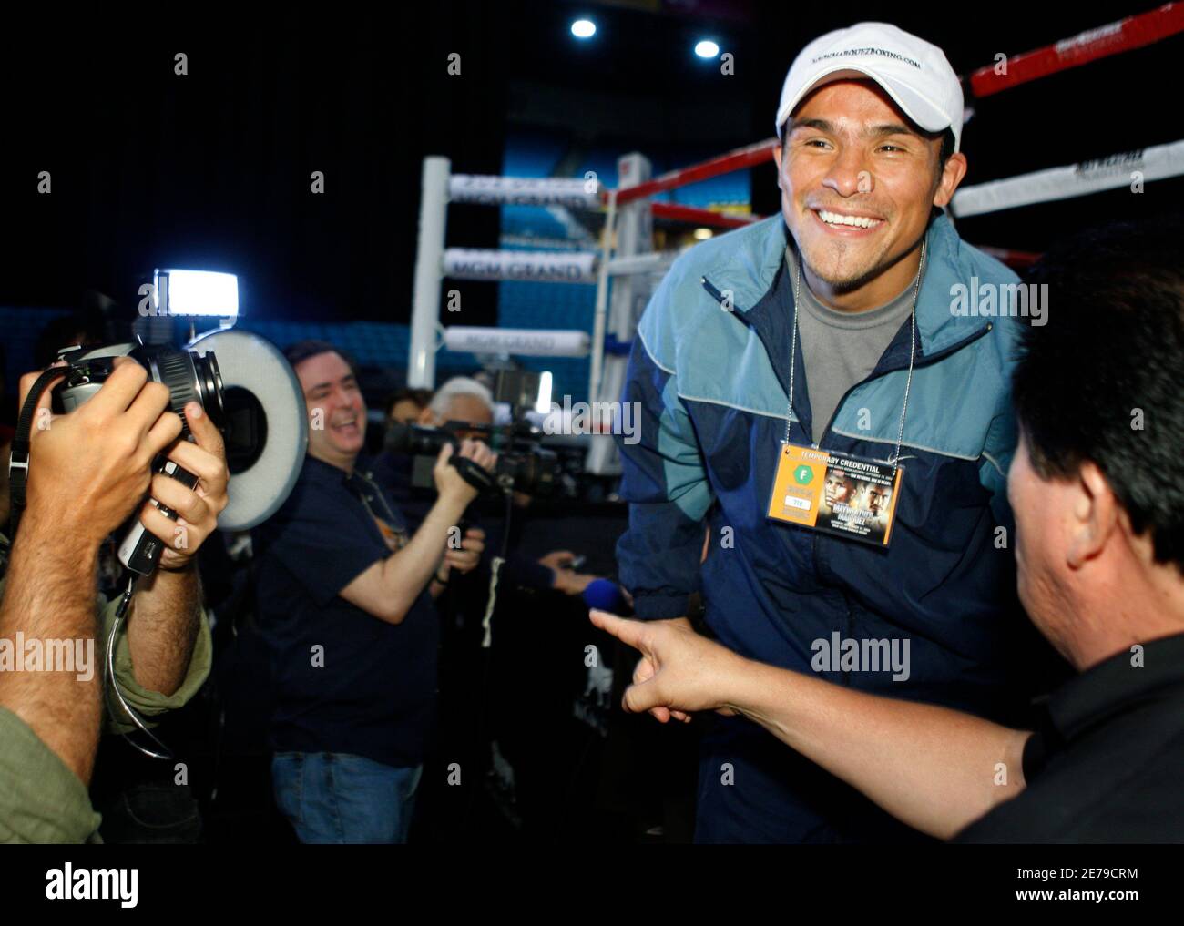 Floyd mayweather juan manuel marquez hi-res stock photography and ...